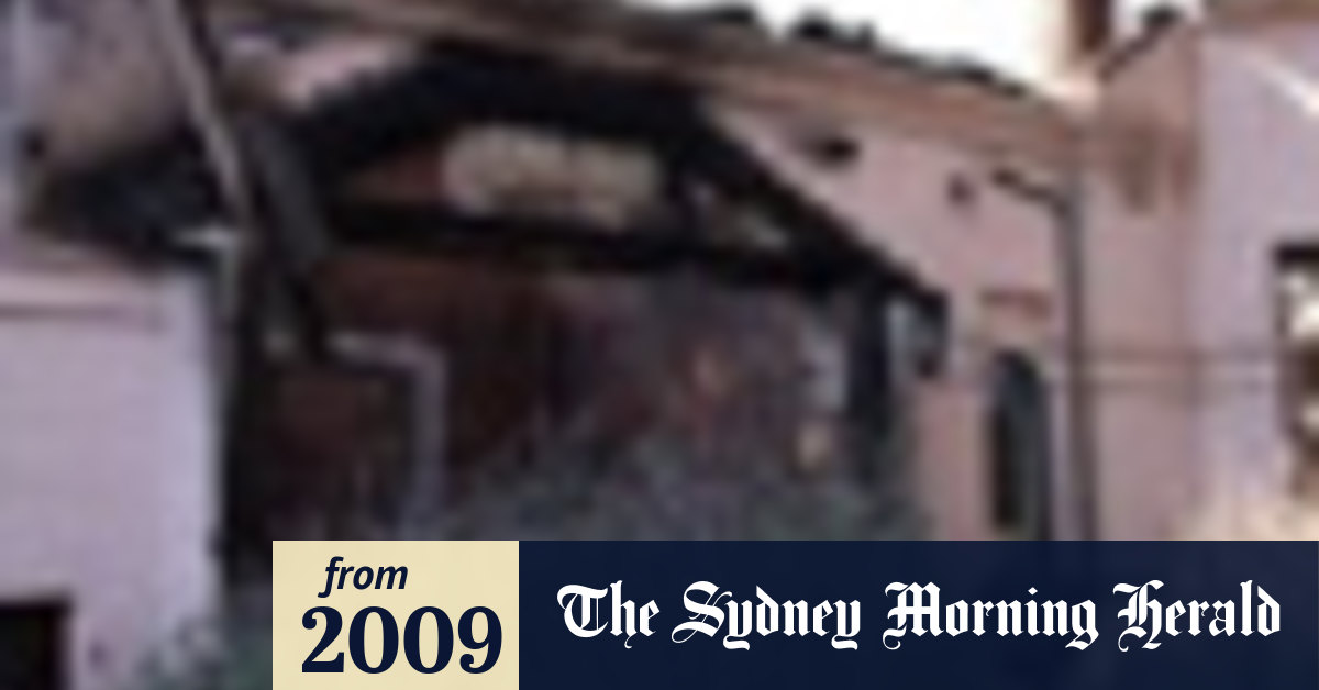 Family, neighbours flee as massive fire rips through Hawthorn mansion